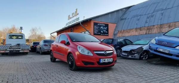 Red Opel Corsa 2007 in Valmiera, with an engine capacity of 1.20 L and mileage of 285 thousand km for 1650 €, photo 1 on AUTOMOTO.COM.LV