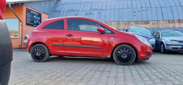 Red Opel Corsa 2007 in Valmiera, with an engine capacity of 1.20 L and mileage of 285 thousand km for 1650 €, photo 2 on AUTOMOTO.COM.LV