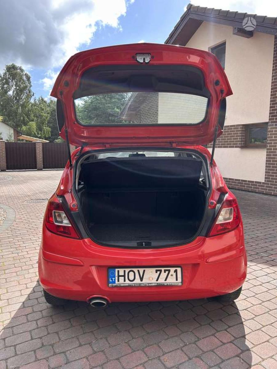 Red Opel Corsa 2008 in Silute, with an engine capacity of 1.36 L and mileage of 162 thousand km for 3100 €, photo 7 on AUTOMOTO.COM.LV