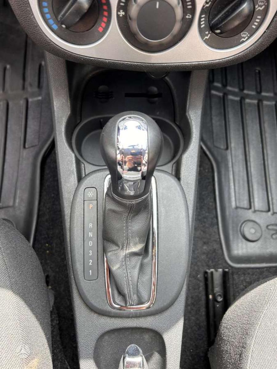 Red Opel Corsa 2008 in Silute, with an engine capacity of 1.36 L and mileage of 162 thousand km for 3100 €, photo 10 on AUTOMOTO.COM.LV