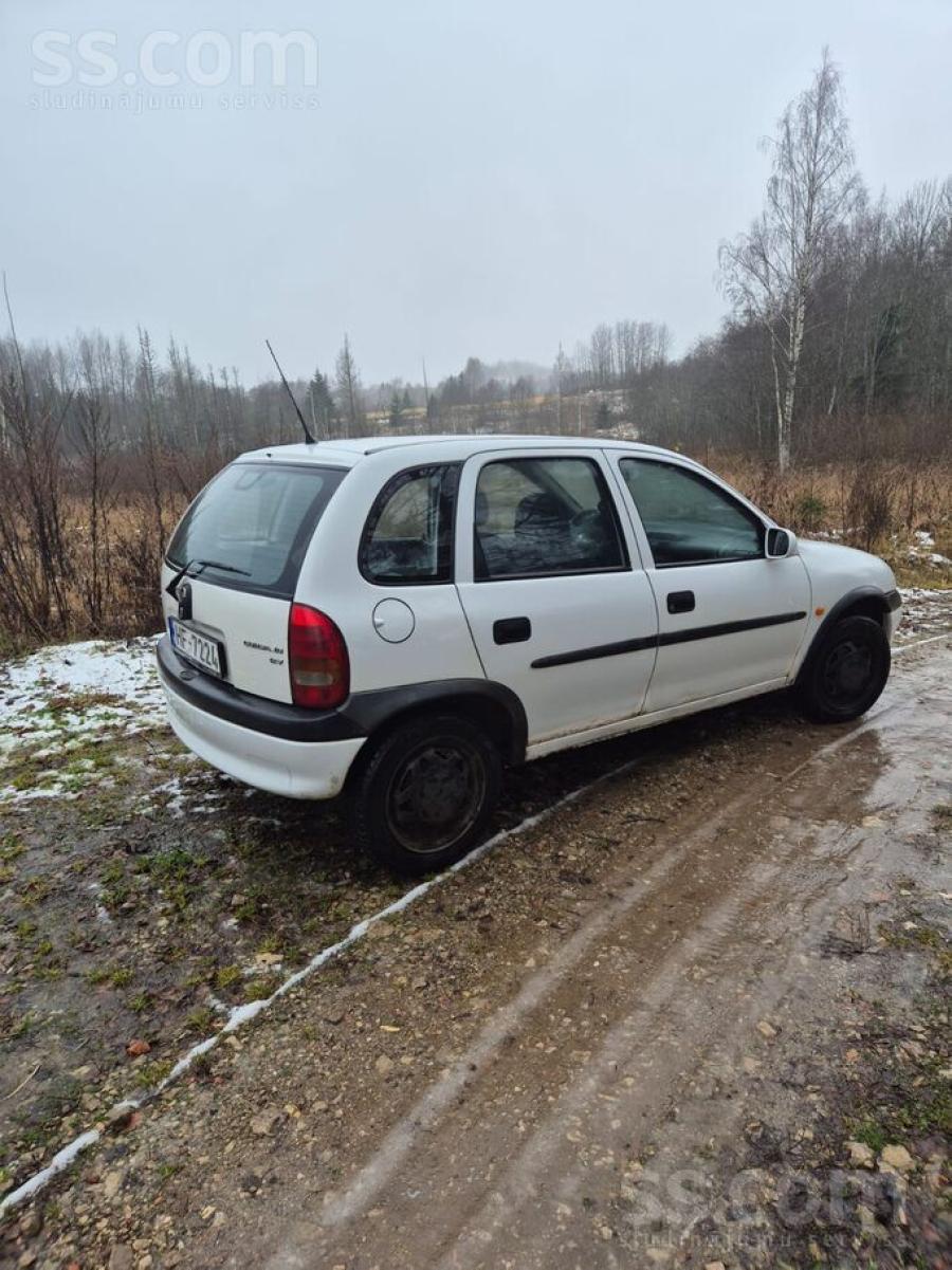 Balts Opel Corsa 1998 Rēzekne, ar dzinēja tilpumu 1.00 L un nobraukumu 177 tūkst. km par 800 €, foto 1 vietnē AUTOMOTO.COM.LV
