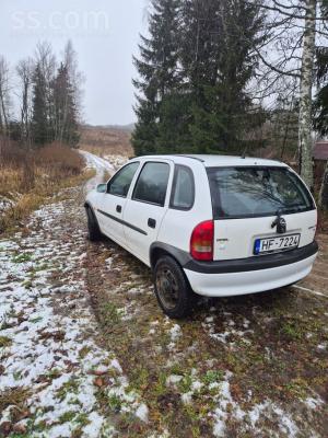 Balts Opel Corsa 1998 Rēzekne, ar dzinēja tilpumu 1.00 L un nobraukumu 177 tūkst. km par 800 €, foto 2 vietnē AUTOMOTO.COM.LV