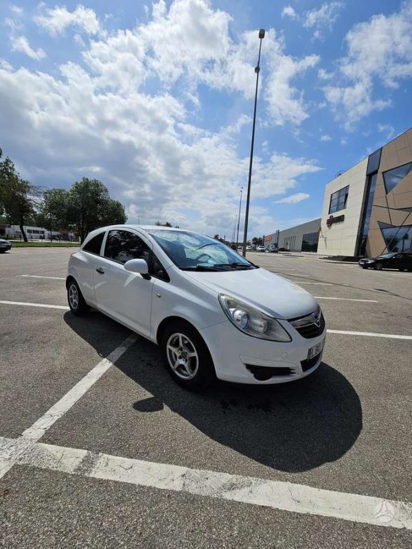 White Opel Corsa 2010 in Siauliai, with an engine capacity of 1.23 L and mileage of 292 thousand km for 1800 €, photo 4 on AUTOMOTO.COM.LV