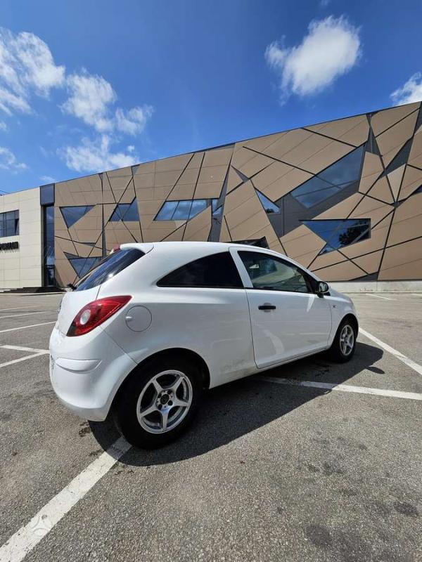 White Opel Corsa 2010 in Siauliai, with an engine capacity of 1.23 L and mileage of 292 thousand km for 1800 €, photo 5 on AUTOMOTO.COM.LV