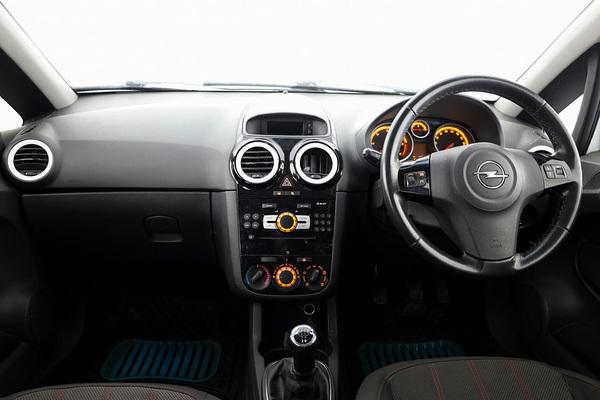 White Opel Corsa 2012 in Tallinn, with an engine capacity of 1.20 L and mileage of 234 thousand km for 999 €, photo 5 on AUTOMOTO.COM.LV