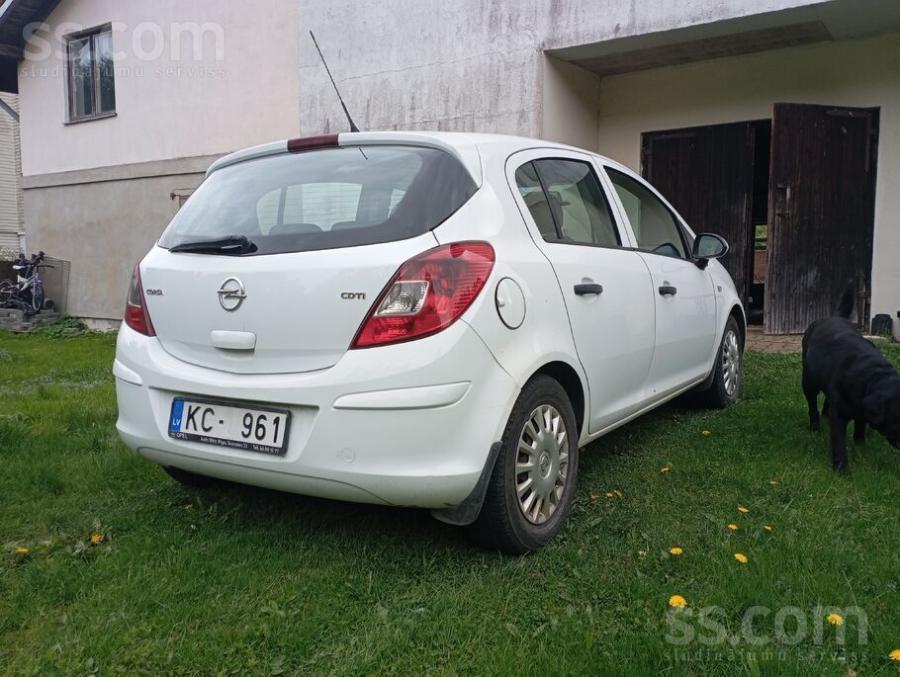 White Opel Corsa 2014 in Riga, with an engine capacity of 1.30 L and mileage of 191 thousand km for 2350 €, photo 5 on AUTOMOTO.COM.LV