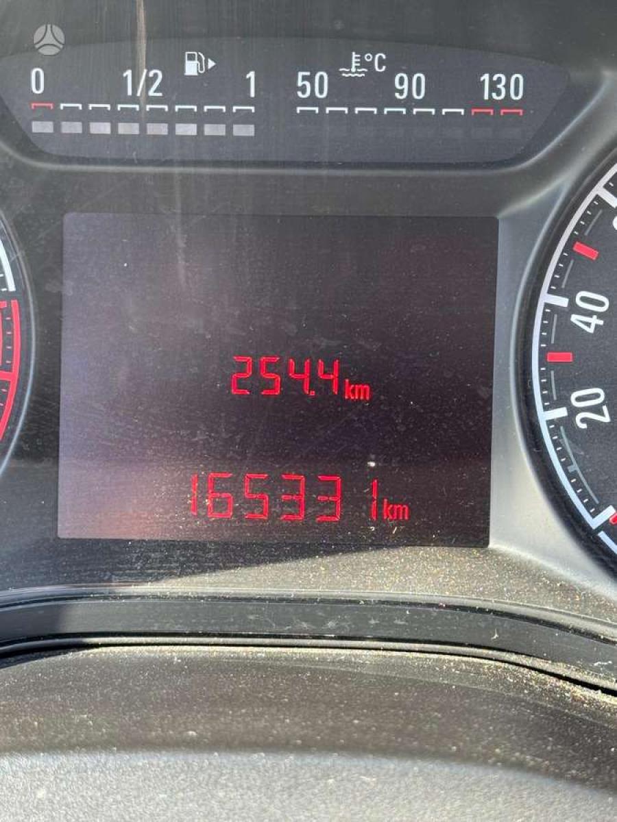 White Opel Corsa 2017 in Klaipeda, with an engine capacity of 1.40 L and mileage of 165 thousand km for 3630 €, photo 4 on AUTOMOTO.COM.LV