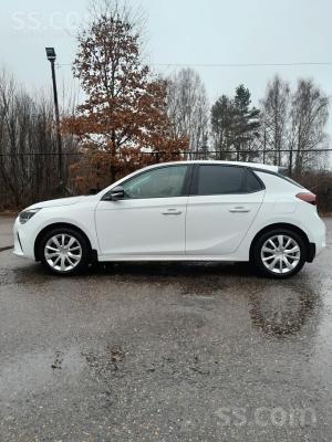 White Opel Corsa 2021 in Riga, with an engine capacity of 1.50 L and mileage of 153 thousand km for 8700 €, photo 4 on AUTOMOTO.COM.LV