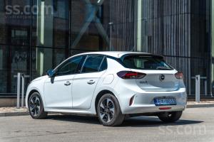 White Opel Corsa 2022 in Riga, with an engine capacity of 1.20 L and mileage of 27 thousand km for 16990 €, photo 4 on AUTOMOTO.COM.LV