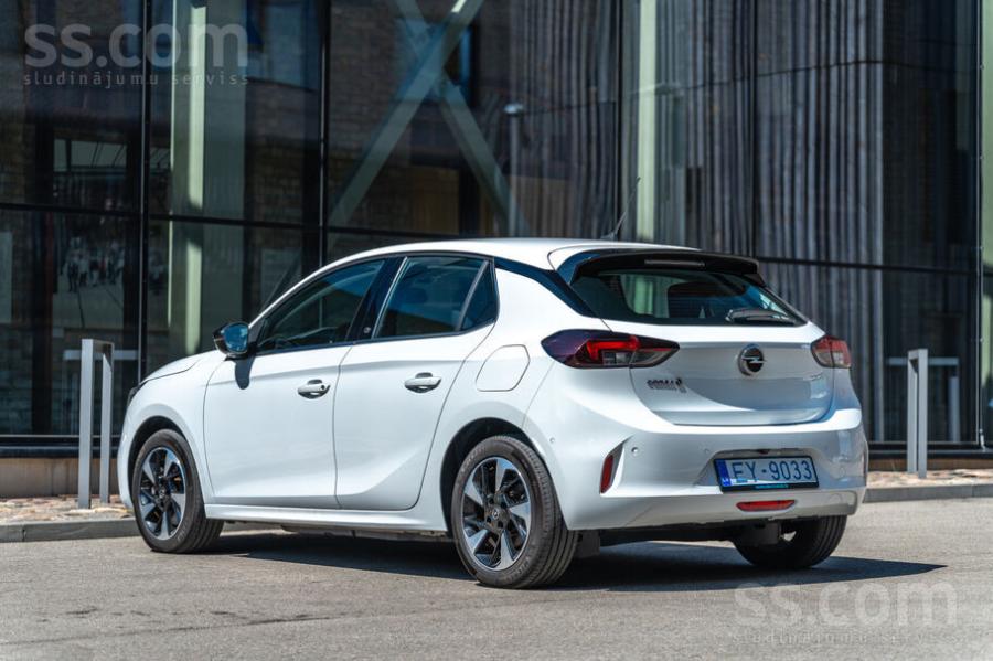 White Opel Corsa 2022 in Riga, with an engine capacity of 1.20 L and mileage of 27 thousand km for 16990 €, photo 4 on AUTOMOTO.COM.LV