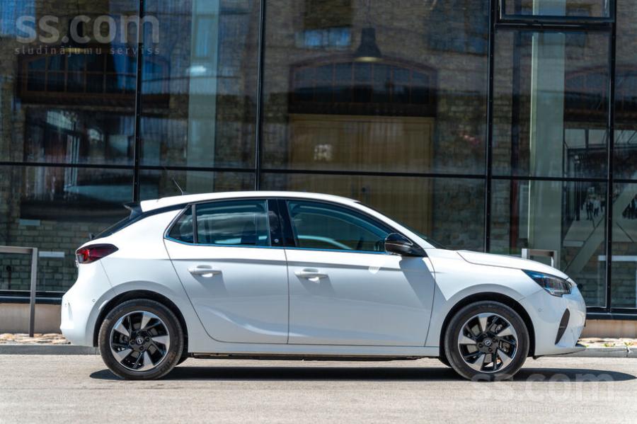 White Opel Corsa 2022 in Riga, with an engine capacity of 1.20 L and mileage of 27 thousand km for 16990 €, photo 7 on AUTOMOTO.COM.LV