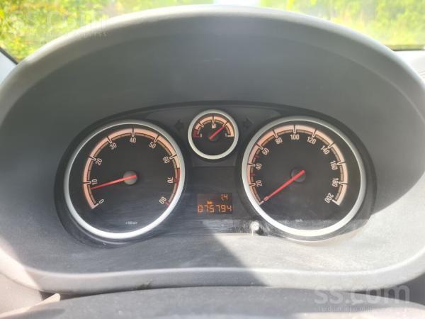 Yellow Opel Corsa 2006 in Liepaja, with an engine capacity of 1.20 L and mileage of 76 thousand km for 2500 €, photo 6 on AUTOMOTO.COM.LV