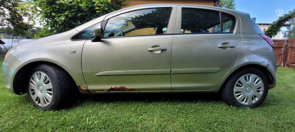 Yellow Opel Corsa 2007 in Vilnius, with an engine capacity of 1.36 L and mileage of 211 thousand km for 600 €, photo 5 on AUTOMOTO.COM.LV