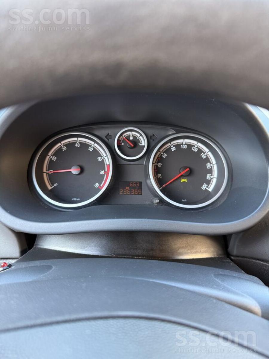 Dzeltens Opel Corsa 2007 Jelgava, ar dzinēja tilpumu 1.40 L un nobraukumu 237 tūkst. km par 1800 €, foto 5 vietnē AUTOMOTO.COM.LV