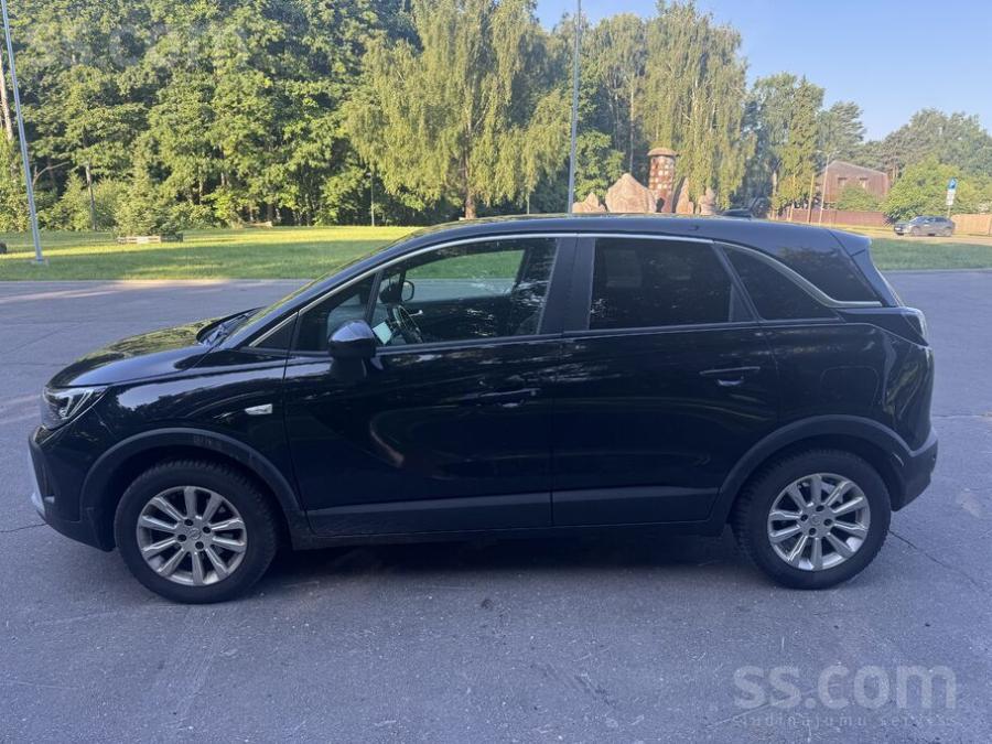 Black Opel Crossland X 2021 in Riga, with an engine capacity of 1.20 L and mileage of 39 thousand km for 13450 €, photo 4 on AUTOMOTO.COM.LV