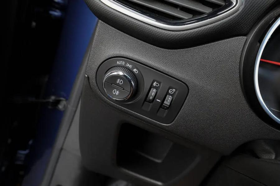 Blue Opel Crossland X 2021 in Jelgava, with an engine capacity of 1.20 L and mileage of 28 thousand km for 13350 €, photo 25 on AUTOMOTO.COM.LV