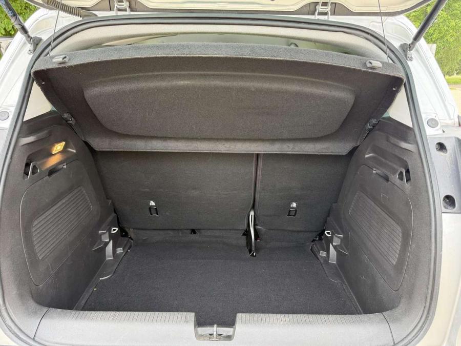 Grey Opel Crossland X 2017 in Taurage, with an engine capacity of 1.20 L and mileage of 95 thousand km for 6500 €, photo 8 on AUTOMOTO.COM.LV