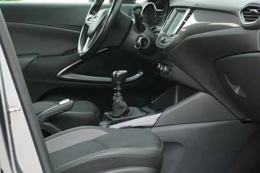 Grey Opel Crossland X 2018 in Riga, with an engine capacity of 1.20 L and mileage of 162 thousand km for 6700 €, photo 15 on AUTOMOTO.COM.LV