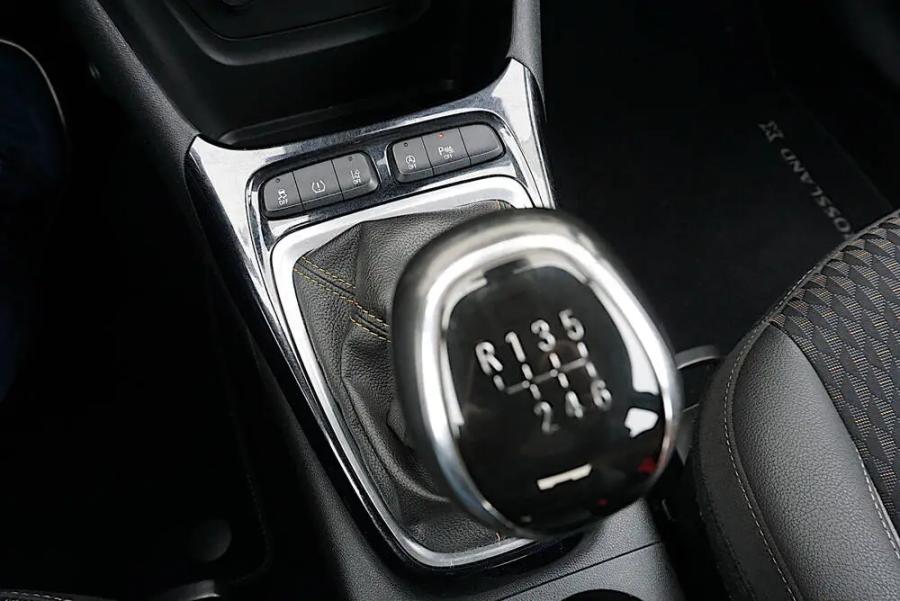 Grey Opel Crossland X 2018 in Riga, with an engine capacity of 1.20 L and mileage of 162 thousand km for 6700 €, photo 26 on AUTOMOTO.COM.LV