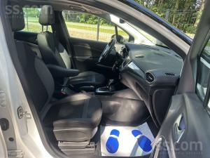 White Opel Crossland X 2017 in Cesis, with an engine capacity of 1.20 L and mileage of 0 thousand km for 10700 €, photo 11 on AUTOMOTO.COM.LV