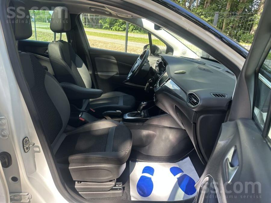 White Opel Crossland X 2017 in Cesis, with an engine capacity of 1.20 L and mileage of 0 thousand km for 10700 €, photo 11 on AUTOMOTO.COM.LV