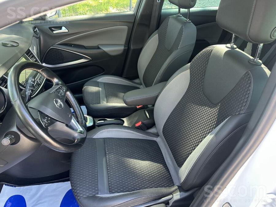 White Opel Crossland X 2017 in Cesis, with an engine capacity of 1.20 L and mileage of 0 thousand km for 10700 €, photo 12 on AUTOMOTO.COM.LV