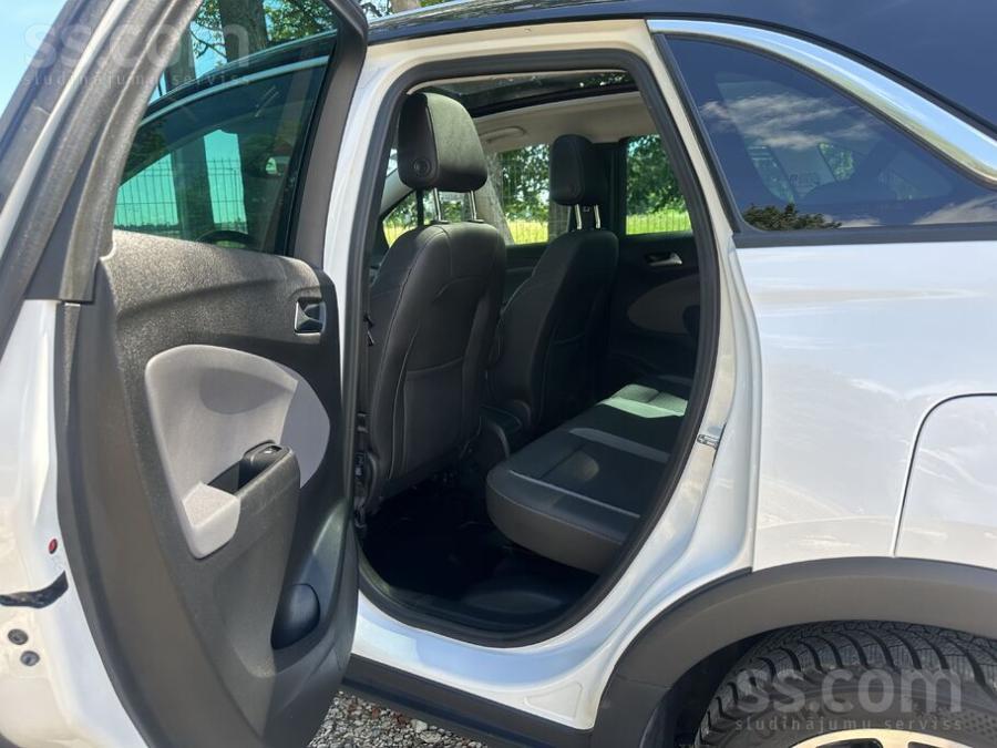 White Opel Crossland X 2017 in Cesis, with an engine capacity of 1.20 L and mileage of 0 thousand km for 10700 €, photo 13 on AUTOMOTO.COM.LV