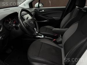 White Opel Crossland X 2019 in Riga, with an engine capacity of 1.50 L and mileage of 198 thousand km for 7950 €, photo 9 on AUTOMOTO.COM.LV