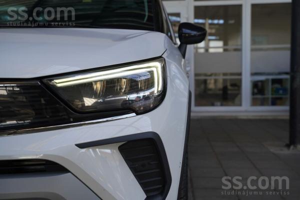 White Opel Crossland X 2021 in Riga, with an engine capacity of 1.20 L and mileage of 153 thousand km for 10990 €, photo 7 on AUTOMOTO.COM.LV