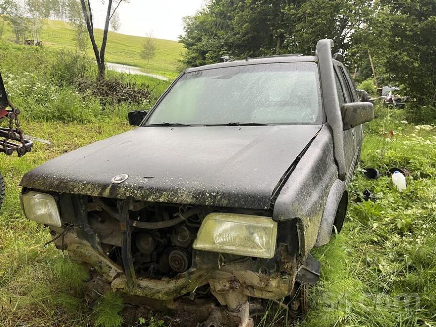 Black Opel Frontera 1990 in Rezekne, with an engine capacity of 2.40 L and mileage of 240 thousand km for 300 €, photo 2 on AUTOMOTO.COM.LV