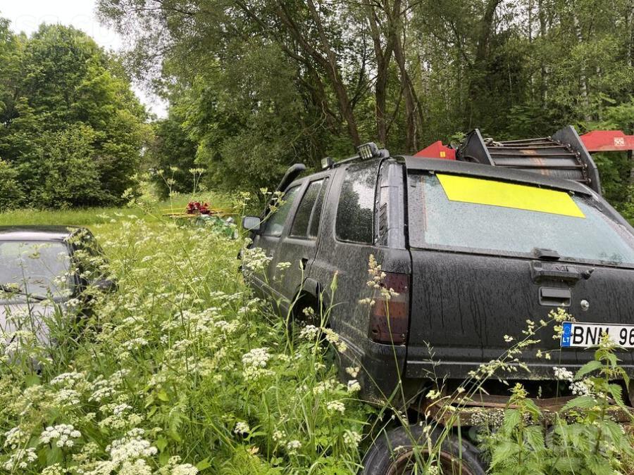 Black Opel Frontera 1990 in Rezekne, with an engine capacity of 2.40 L and mileage of 240 thousand km for 300 €, photo 5 on AUTOMOTO.COM.LV
