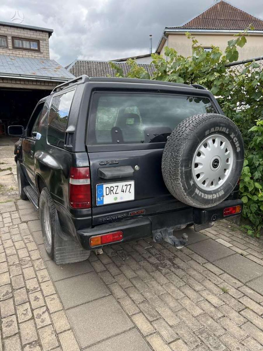 Black Opel Frontera 1995 in Panevezys, with an engine capacity of 2.00 L and mileage of 272 thousand km for 2150 €, photo 4 on AUTOMOTO.COM.LV