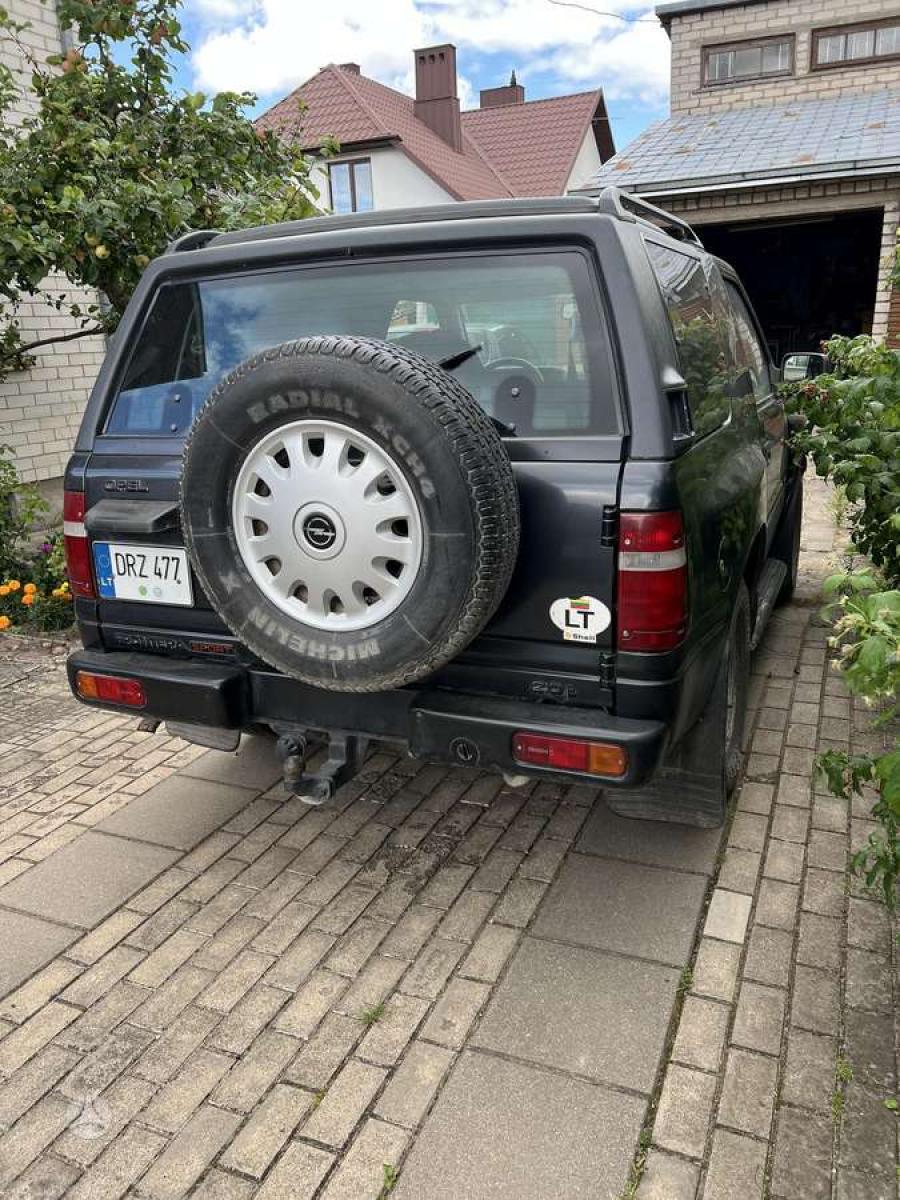 Black Opel Frontera 1995 in Panevezys, with an engine capacity of 2.00 L and mileage of 272 thousand km for 2150 €, photo 5 on AUTOMOTO.COM.LV