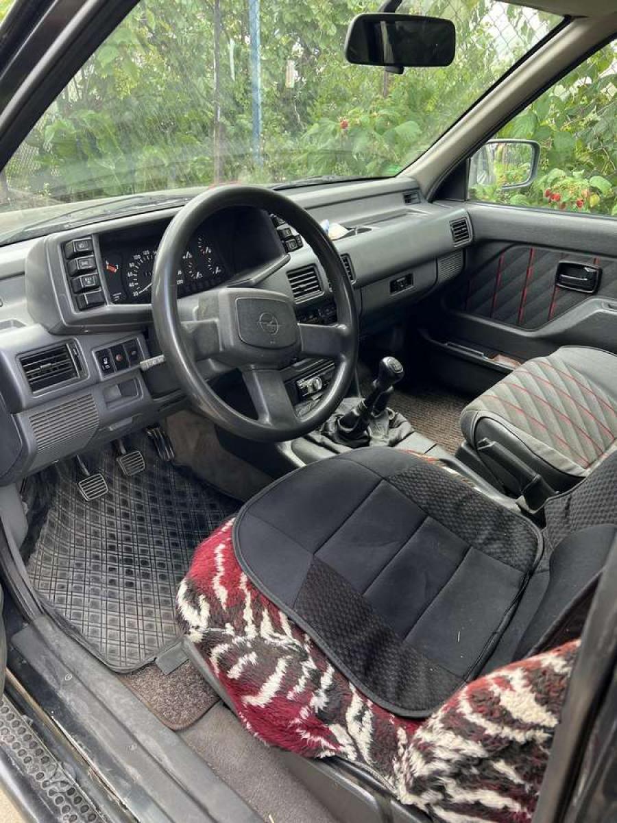 Black Opel Frontera 1995 in Panevezys, with an engine capacity of 2.00 L and mileage of 272 thousand km for 2150 €, photo 7 on AUTOMOTO.COM.LV