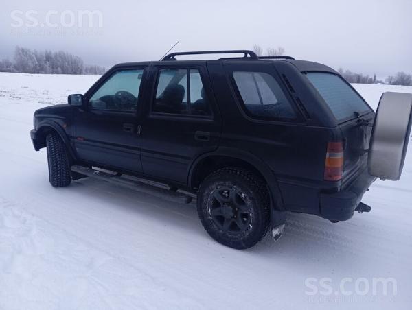 Black Opel Frontera 1996 in Rezekne, with an engine capacity of 2.20 L and mileage of 247 thousand km for 1640 €, photo 3 on AUTOMOTO.COM.LV