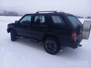 Black Opel Frontera 1996 in Rezekne, with an engine capacity of 2.20 L and mileage of 247 thousand km for 1640 €, photo 3 on AUTOMOTO.COM.LV