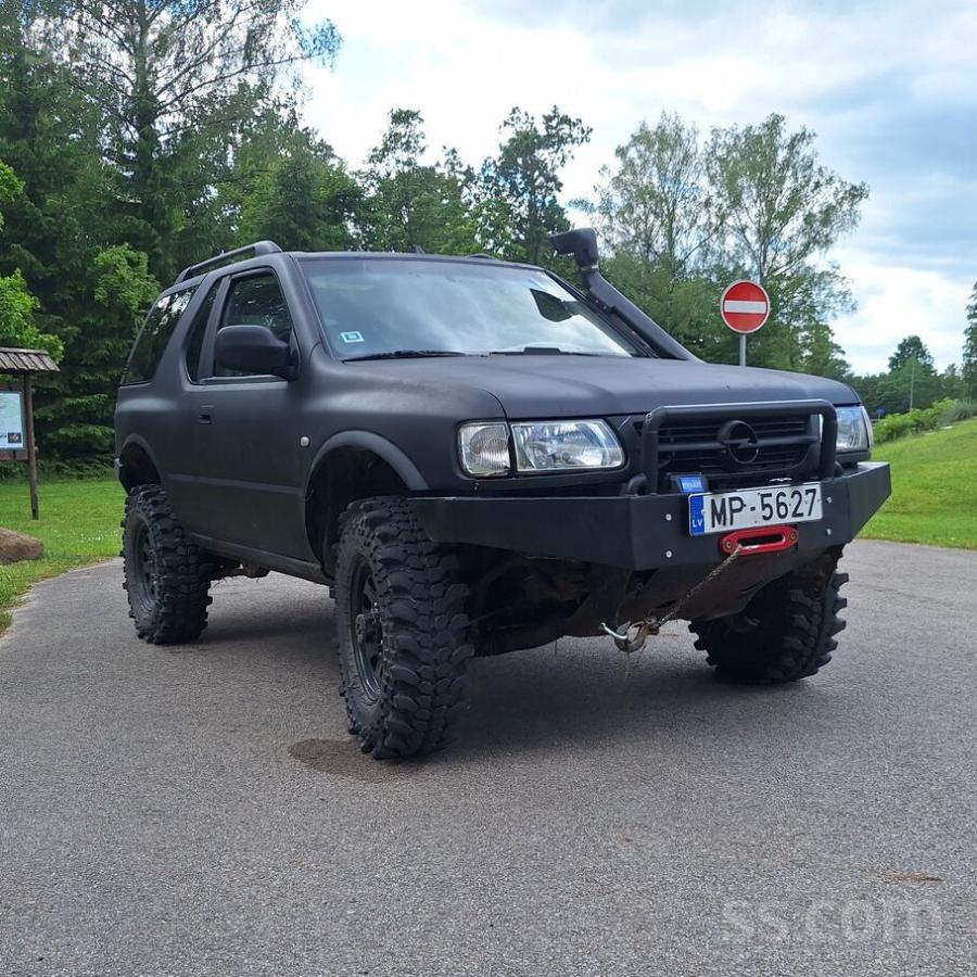 Black Opel Frontera 2002 in Riga, with an engine capacity of 2.20 L and mileage of 380 thousand km for 3000 €, photo 1 on AUTOMOTO.COM.LV
