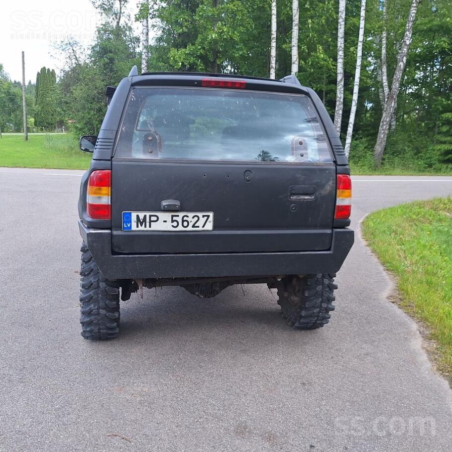 Black Opel Frontera 2002 in Riga, with an engine capacity of 2.20 L and mileage of 380 thousand km for 3000 €, photo 4 on AUTOMOTO.COM.LV