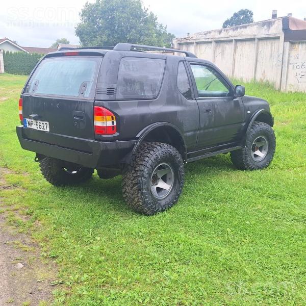 Black Opel Frontera 2002 in Riga, with an engine capacity of 2.20 L and mileage of 380 thousand km for 2650 €, photo 3 on AUTOMOTO.COM.LV
