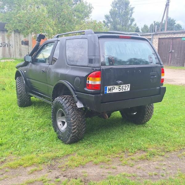 Black Opel Frontera 2002 in Riga, with an engine capacity of 2.20 L and mileage of 380 thousand km for 2650 €, photo 4 on AUTOMOTO.COM.LV