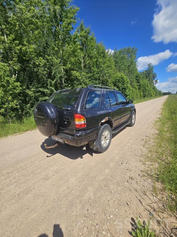 Black Opel Frontera 2002 in Aluksne, with an engine capacity of 2.20 L and mileage of 300 thousand km for 1250 €, photo 3 on AUTOMOTO.COM.LV