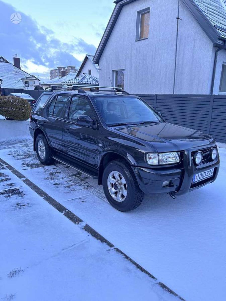 Black Opel Frontera 2003 in Marijampole, with an engine capacity of 2.17 L and mileage of 330 thousand km for 3000 €, photo 1 on AUTOMOTO.COM.LV