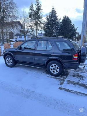 Black Opel Frontera 2003 in Marijampole, with an engine capacity of 2.17 L and mileage of 330 thousand km for 3000 €, photo 5 on AUTOMOTO.COM.LV