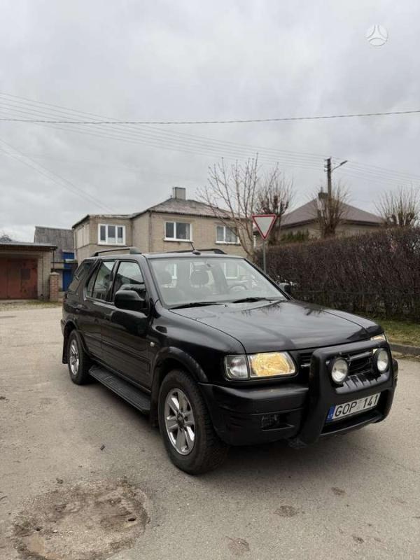 Black Opel Frontera 2004 in Gargzdai, with an engine capacity of 2.17 L and mileage of 339 thousand km for 2800 €, photo 1 on AUTOMOTO.COM.LV