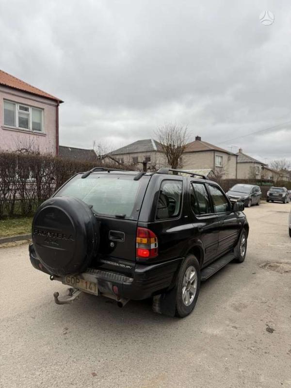 Black Opel Frontera 2004 in Gargzdai, with an engine capacity of 2.17 L and mileage of 339 thousand km for 2800 €, photo 5 on AUTOMOTO.COM.LV