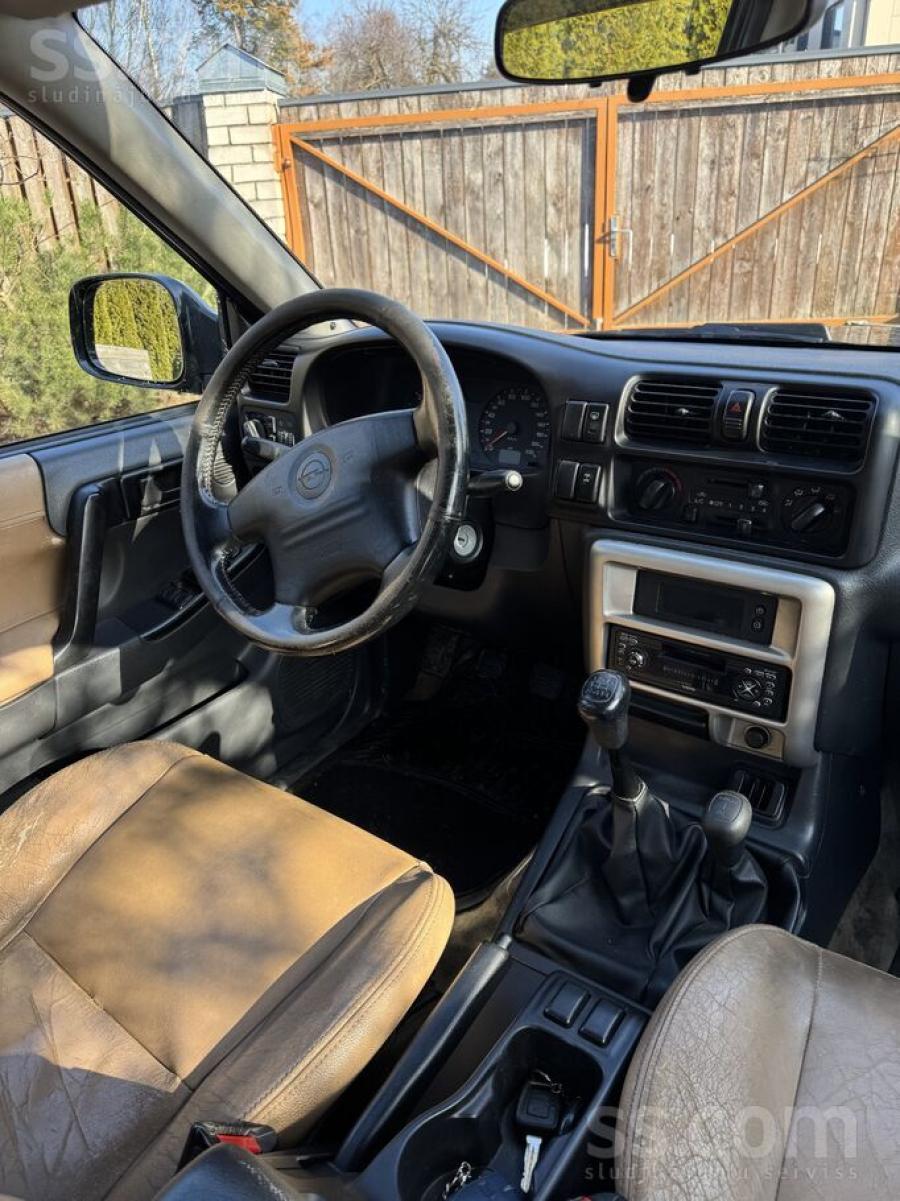Black Opel Frontera 2004 in Riga, with an engine capacity of 2.20 L and mileage of 257 thousand km for 2500 €, photo 7 on AUTOMOTO.COM.LV