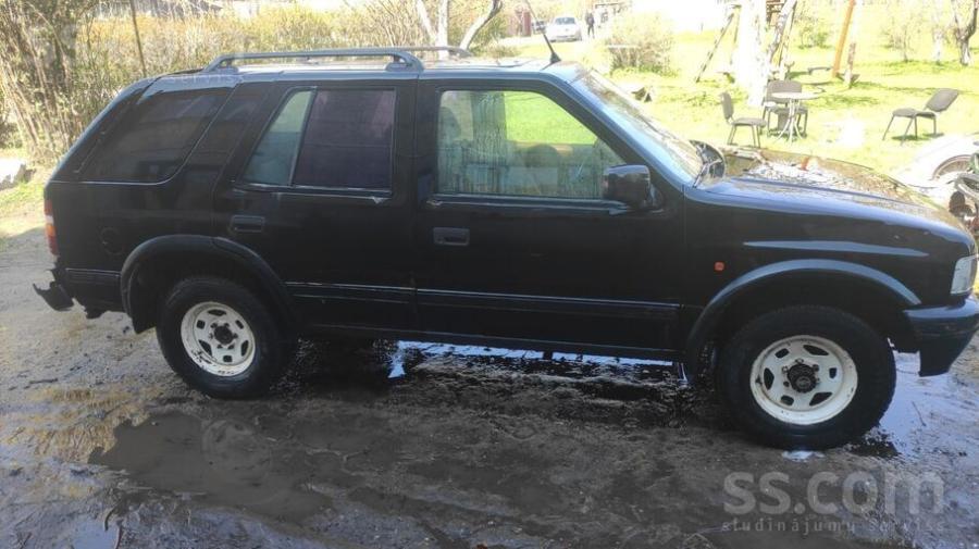 Black Opel Frontera 1992 in Gulbene, with an engine capacity of 2.40 L and mileage of 278 thousand km for 700 €, photo 4 on AUTOMOTO.COM.LV