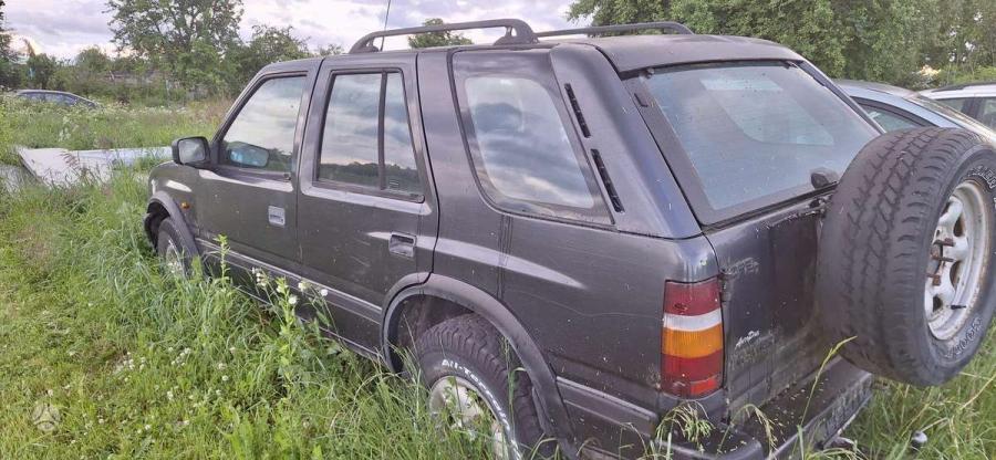 Black Opel Frontera 1997 in Trakai, with an engine capacity of 2.50 L and mileage of 232 thousand km for 650 €, photo 3 on AUTOMOTO.COM.LV