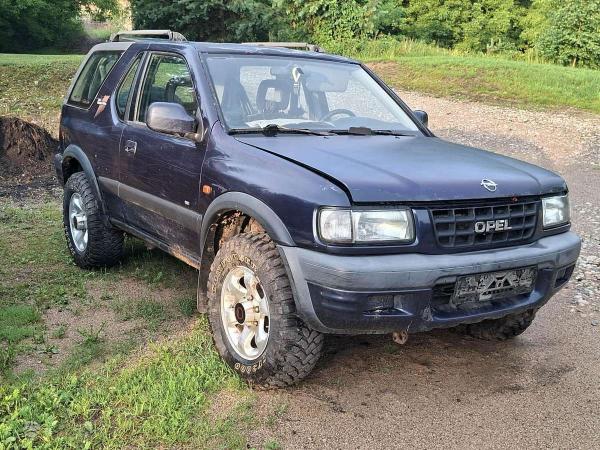 Blue Opel Frontera 2000 in Moletai, with an engine capacity of 2.20 L and mileage of 324 thousand km for 950 €, photo 1 on AUTOMOTO.COM.LV