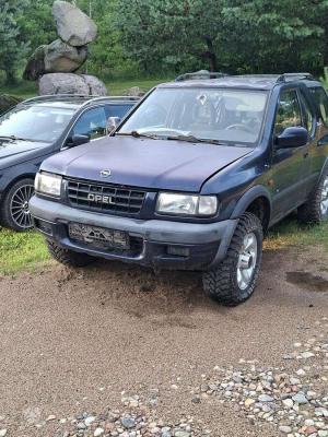 Blue Opel Frontera 2000 in Moletai, with an engine capacity of 2.20 L and mileage of 324 thousand km for 950 €, photo 3 on AUTOMOTO.COM.LV